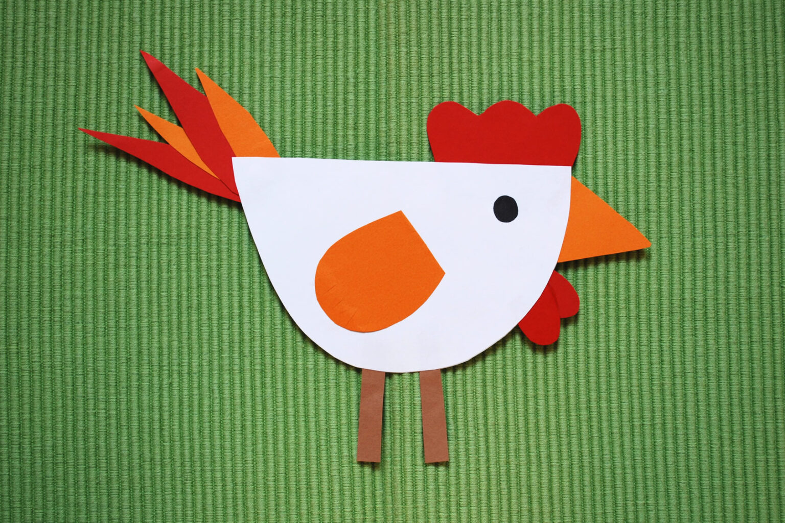 Hennen aus Pappmache - Kinderspiele-Welt.de